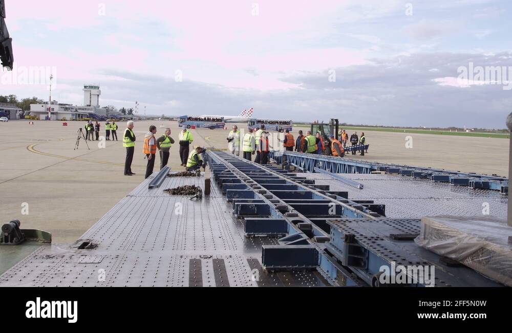 HD Antonov 225 Mriya airplane loading ramps Stock Video Footage - Alamy