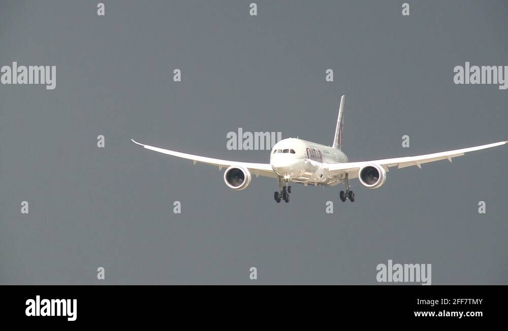 Boeing 787 takeoff Stock Videos & Footage - HD and 4K Video Clips - Alamy