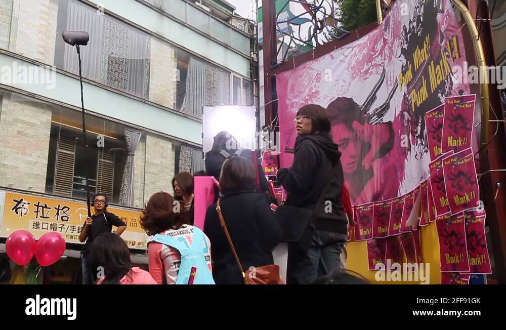 Celebrity in crowd Stock Videos & Footage - HD and 4K Video Clips - Alamy