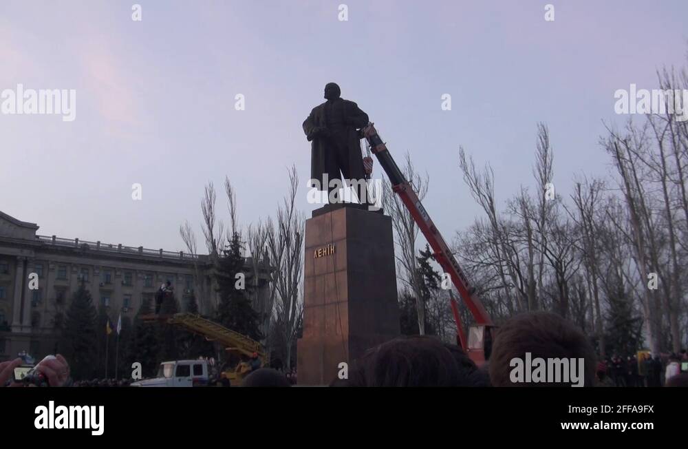 Dismantling monument Lenin statue Stock Video Footage - Alamy