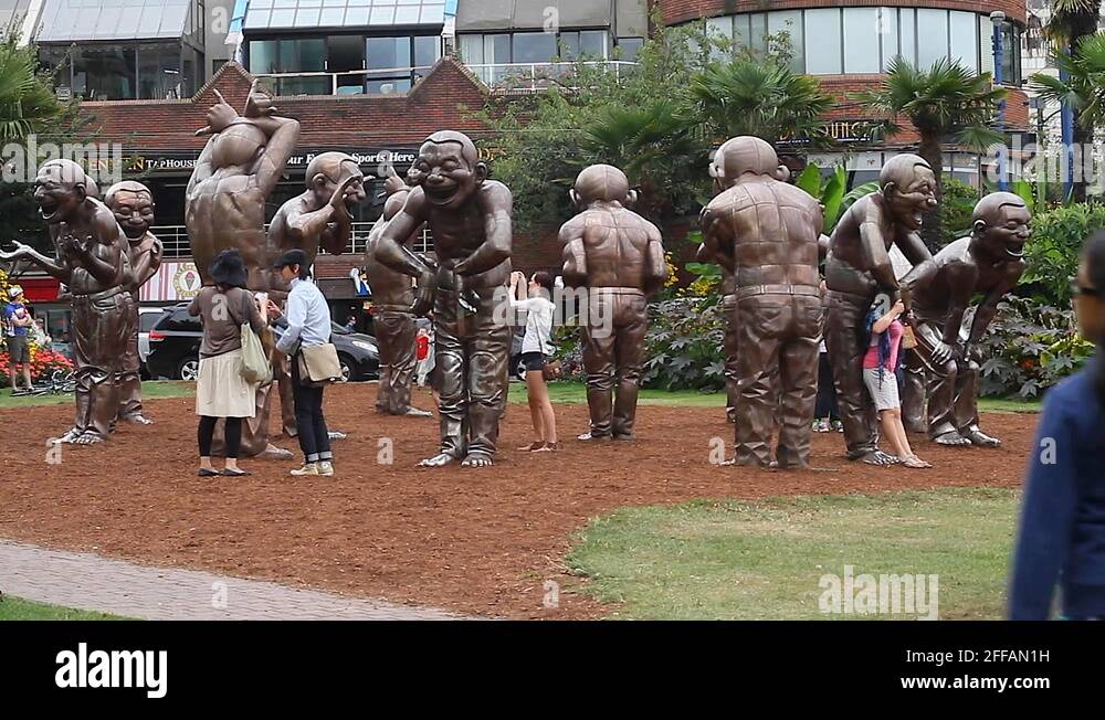 Vancouver laughing sculpture Stock Videos & Footage - HD and 4K Video ...