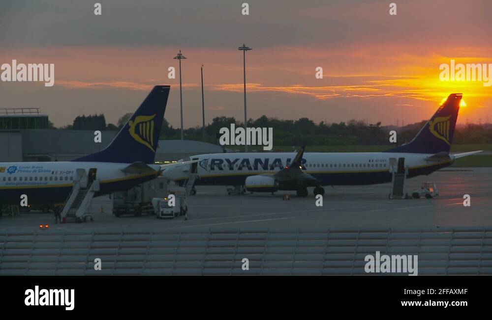 Ryanair fleet Stock Videos & Footage - HD and 4K Video Clips - Alamy
