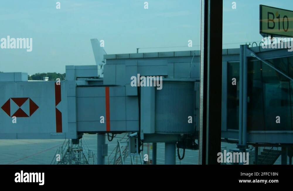 Jet jet bridge Stock Videos & Footage - HD and 4K Video Clips - Alamy