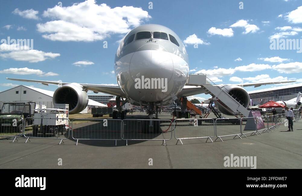 Boeing 787 landing front Stock Videos & Footage - HD and 4K Video Clips ...