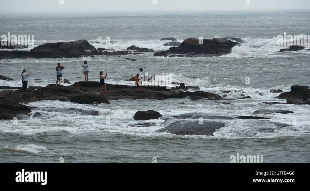 Roaring waves Stock Videos & Footage - HD and 4K Video Clips - Alamy
