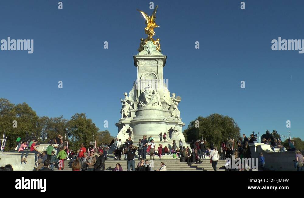 Queen victoria memorial outside buckingham palace Stock Videos ...