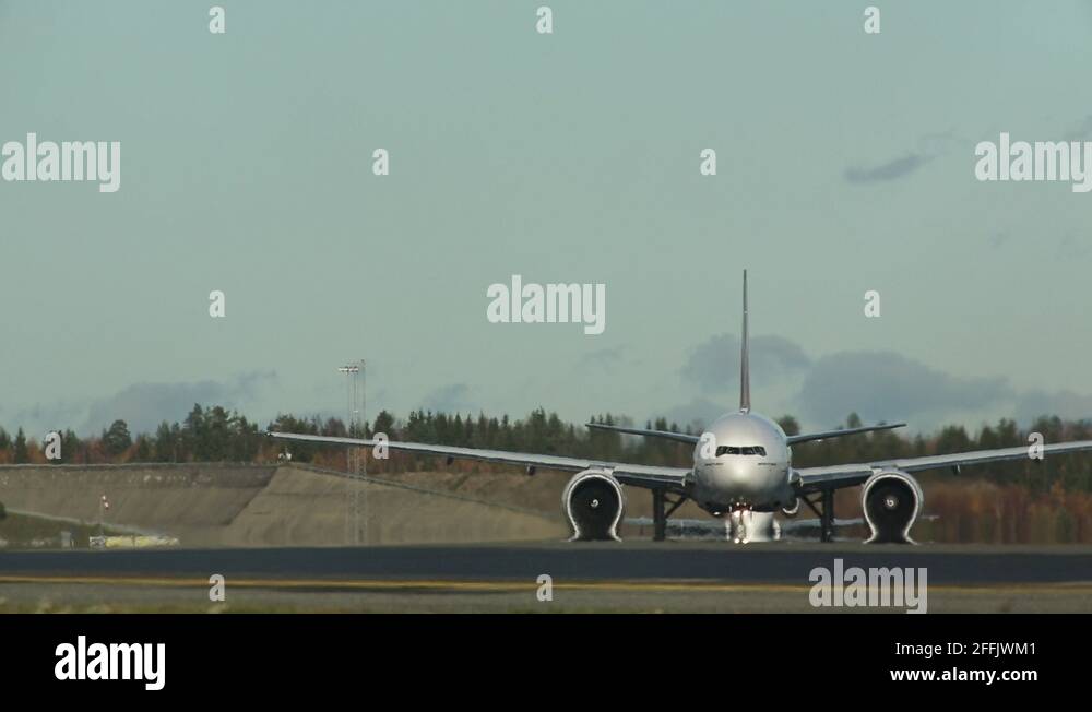 Boeing 777 front Stock Videos & Footage - HD and 4K Video Clips - Alamy