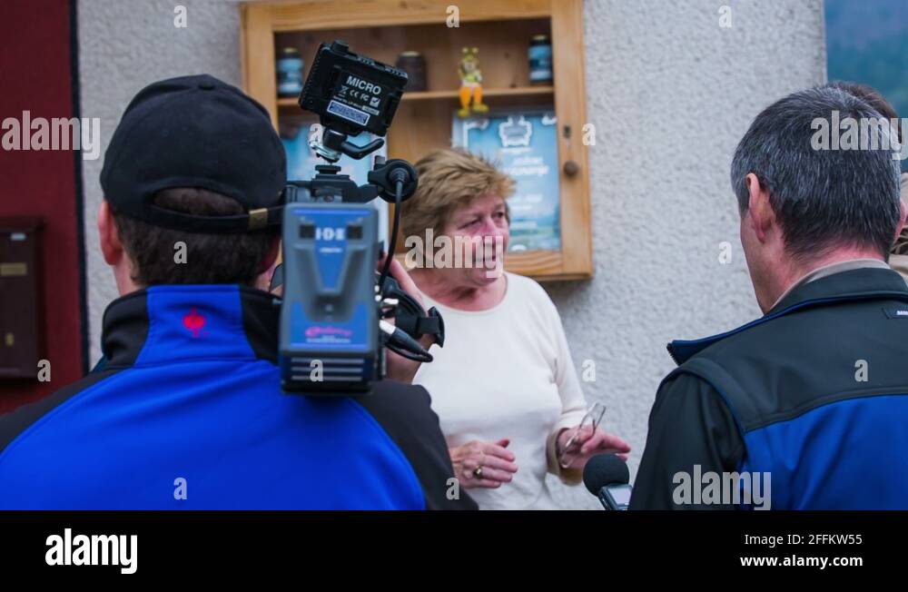News reporter flood Stock Videos & Footage - HD and 4K Video Clips - Alamy