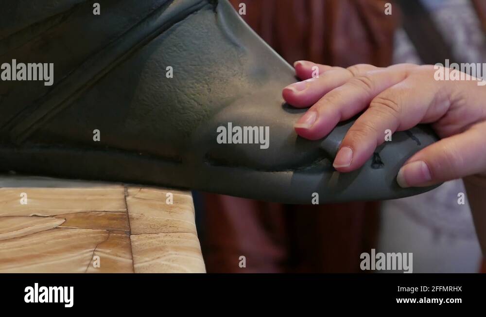 Touching statue Stock Videos & Footage - HD and 4K Video Clips - Alamy