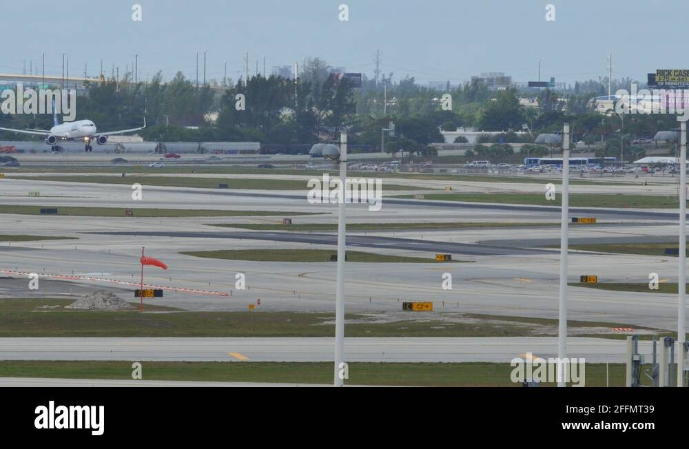 Jetblue landing Stock Videos & Footage - HD and 4K Video Clips - Alamy