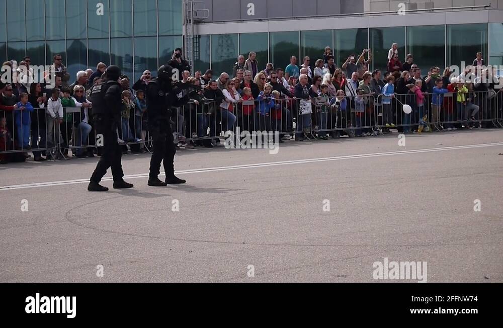 Swat team Stock Videos & Footage - HD and 4K Video Clips - Alamy