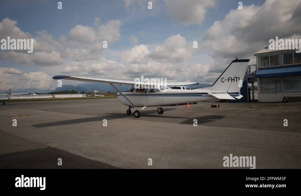 Cessna 172 airplane Stock Videos & Footage - HD and 4K Video Clips - Alamy