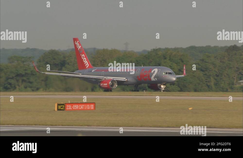 Jet2 aircraft flying Stock Videos & Footage - HD and 4K Video Clips - Alamy