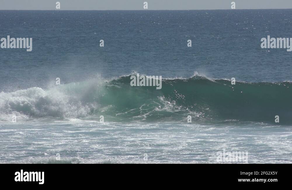 Rolling surf wave Stock Videos & Footage - HD and 4K Video Clips - Alamy
