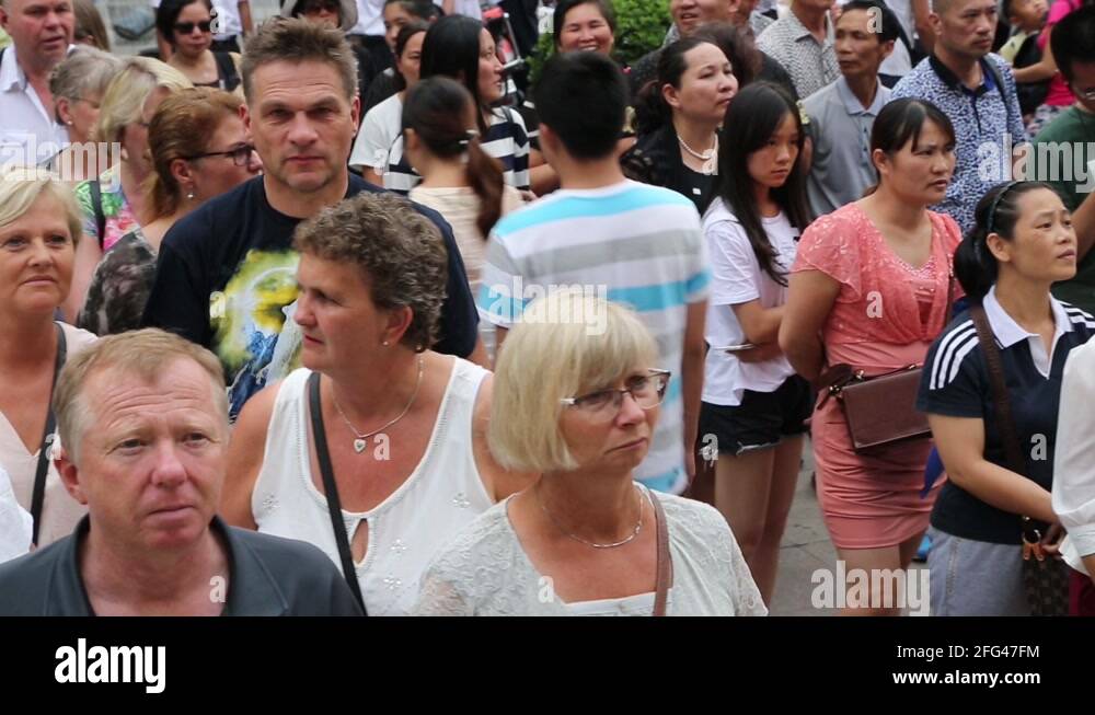 People crowd pageant Stock Videos & Footage - HD and 4K Video Clips - Alamy