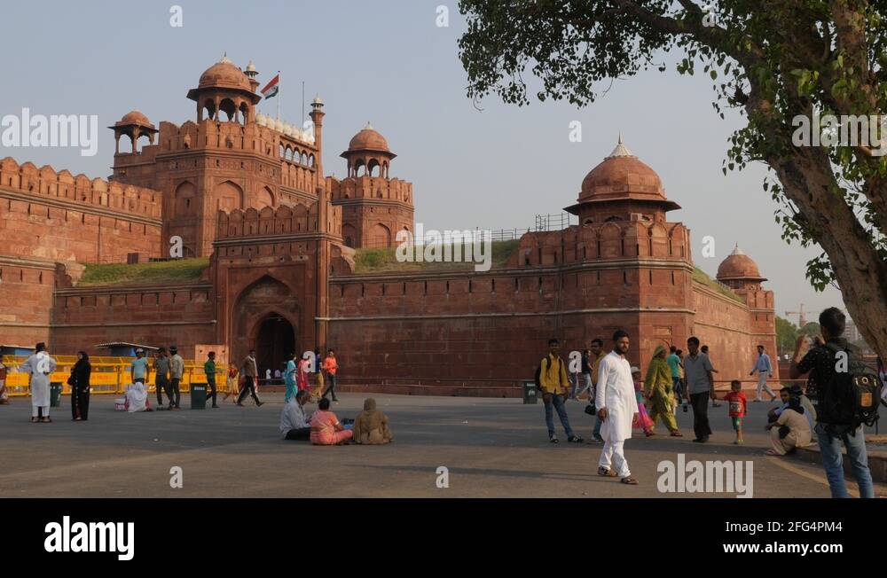 People make photograph in front of Red Fort entrance gate,New Delhi ...