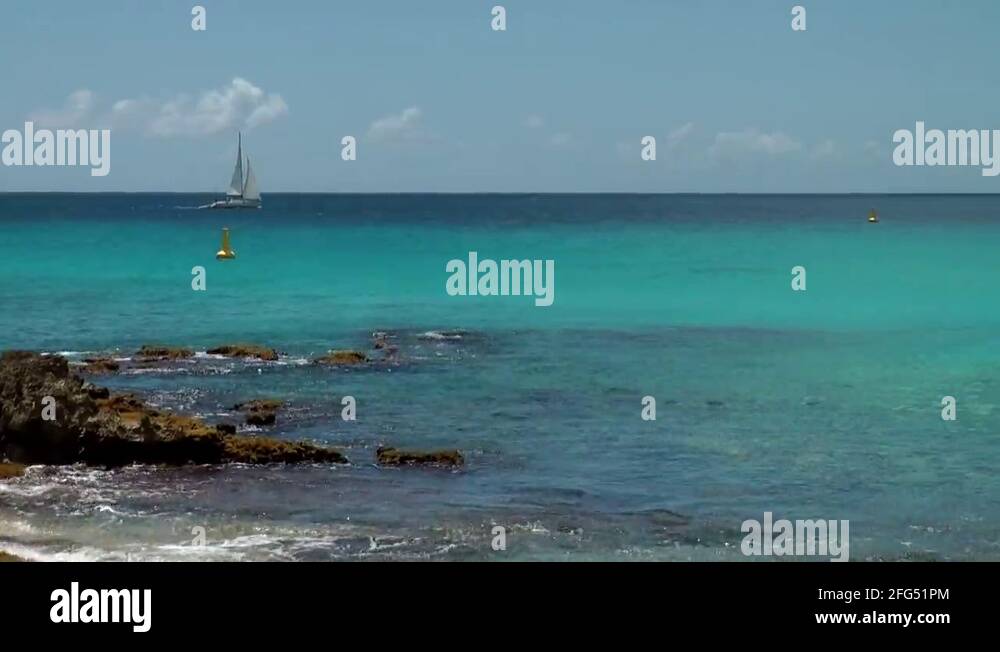 Single sailing boat Stock Videos & Footage - HD and 4K Video Clips - Alamy