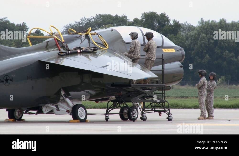 US Army Sling Load Aircraft Stock Video Footage - Alamy