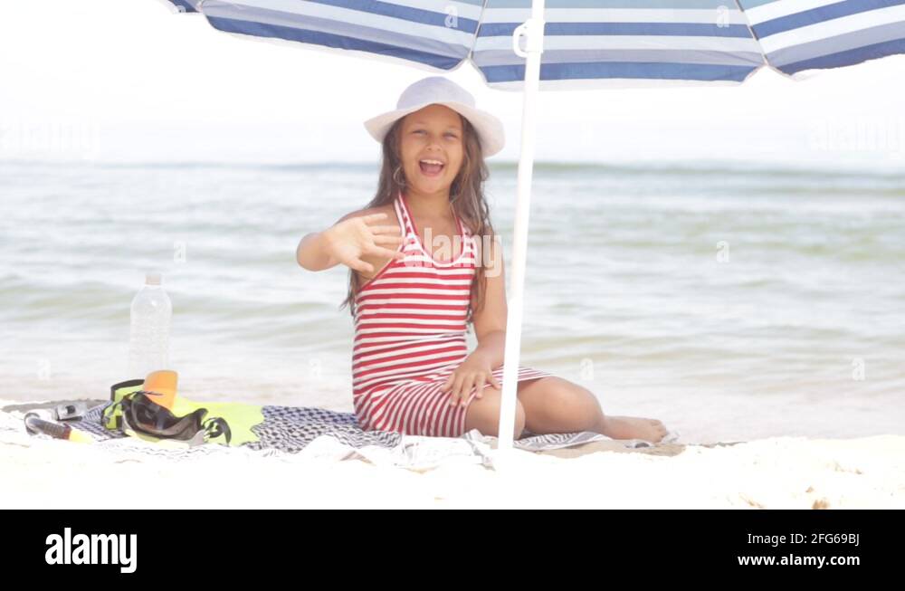 Kid waving Stock Videos & Footage - HD and 4K Video Clips - Alamy
