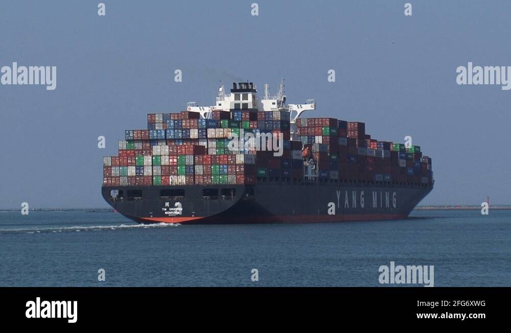 Side view + rear container ship Yang Ming Uniform, turning outbound ...