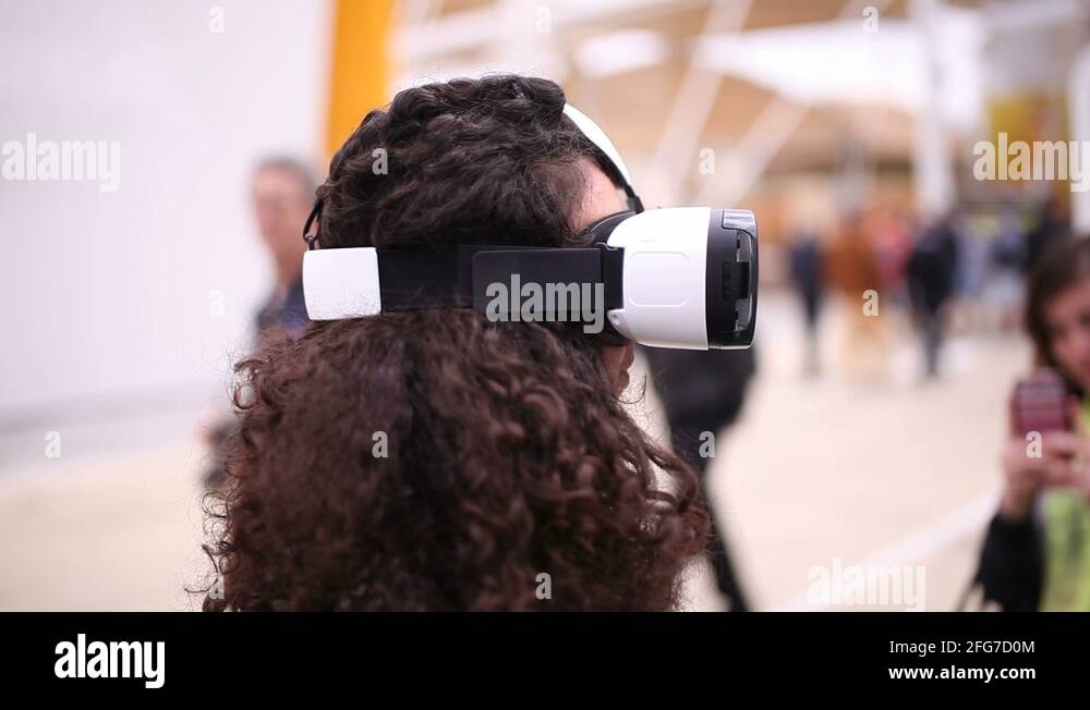 Optical head mounted Stock Videos & Footage - HD and 4K Video Clips - Alamy