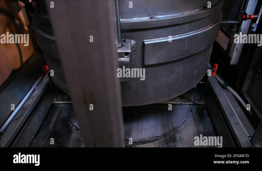 Press for squeezing clothes into the tunnel washer system slider shoot ...