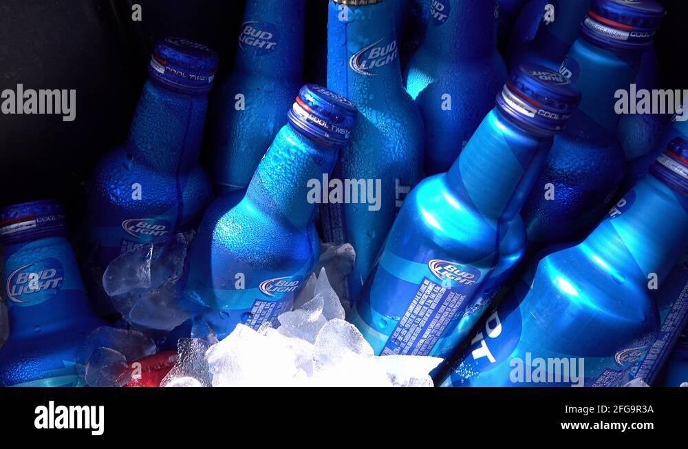 Budweiser beer bottles Stock Videos & Footage - HD and 4K Video Clips ...