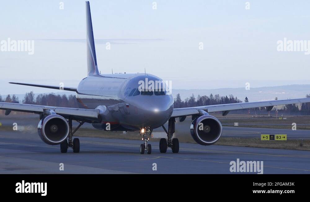 Airplane airbus a320 Stock Videos & Footage - HD and 4K Video Clips - Alamy