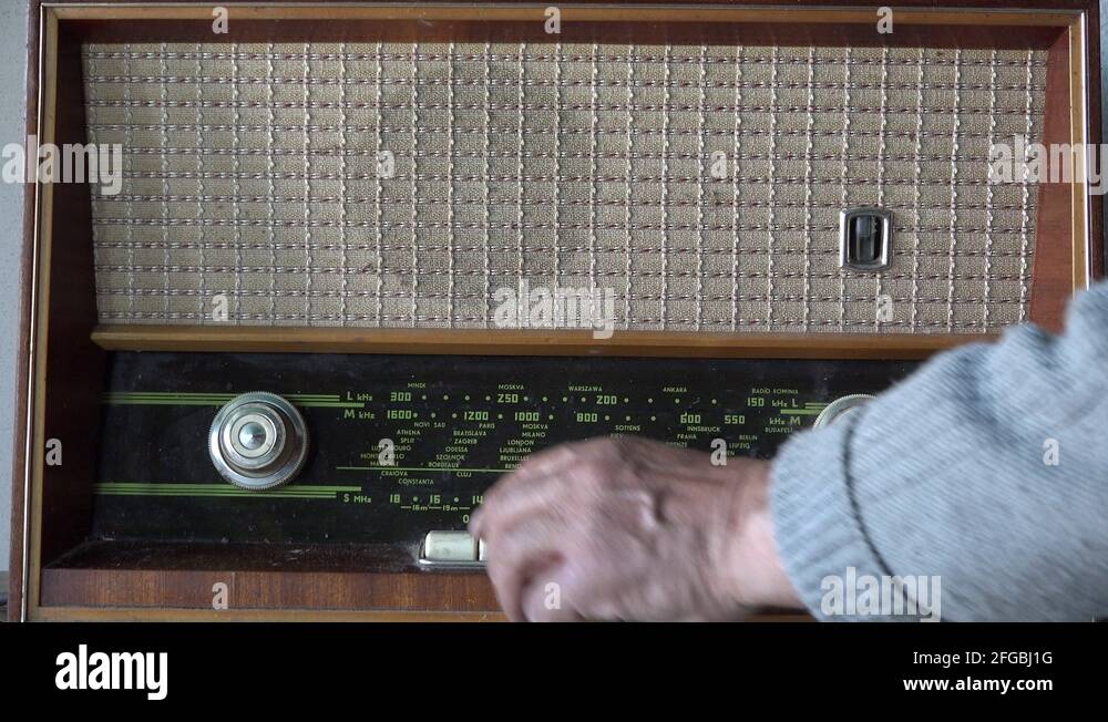 Vintage radio device Stock Videos & Footage - HD and 4K Video Clips - Alamy