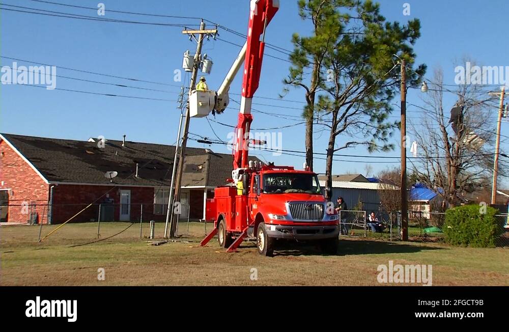 Power linemen Stock Videos & Footage - HD and 4K Video Clips - Alamy