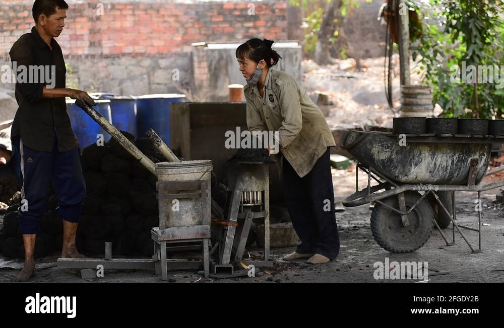 Vietnamese workers Stock Videos & Footage - HD and 4K Video Clips - Alamy