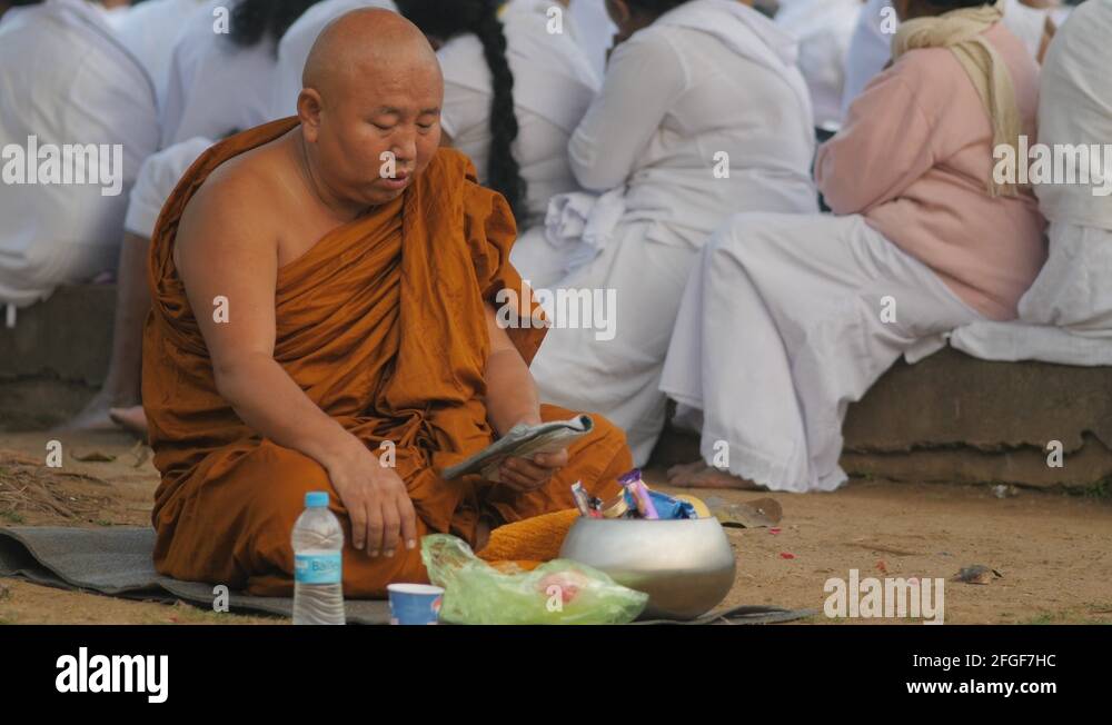 Monk praying with bowl,BodhGaya,Mahabodhi Temple Complex,India Stock ...
