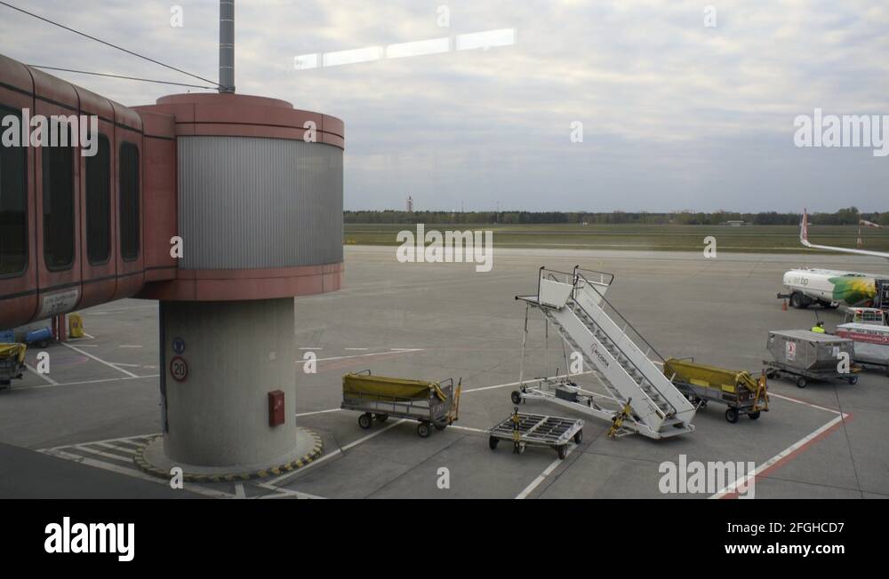 Jet bridge airplane Stock Videos & Footage - HD and 4K Video Clips - Alamy