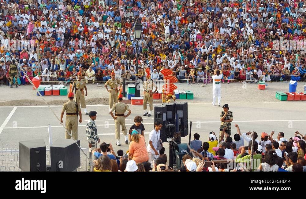 Huge crowd screams and cheers Indian soldiers, Wagah border ceremony ...