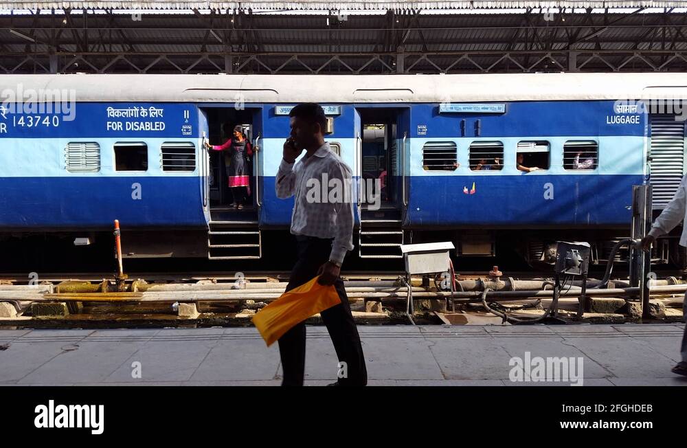 Train india indian platform Stock Videos & Footage - HD and 4K Video ...