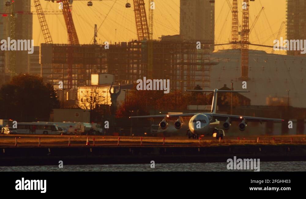 Short haul airliner Stock Videos & Footage - HD and 4K Video Clips - Alamy