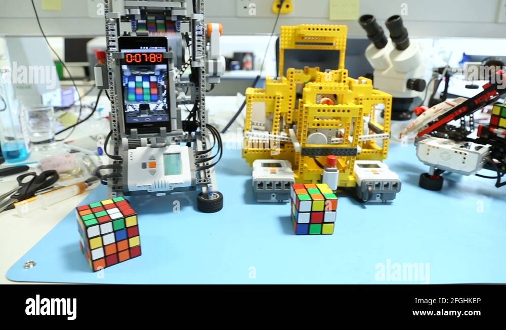 Rubik's Cube solving robot Stock Video Footage - Alamy