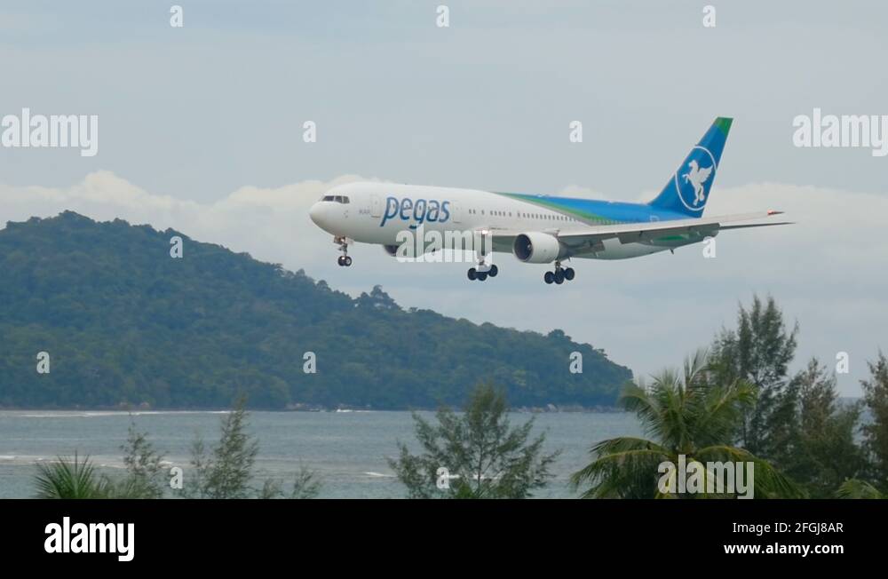 Airplane Boeing 767 landing Stock Video Footage - Alamy