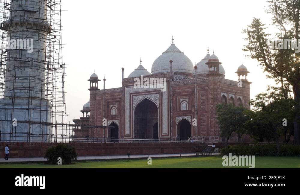 Taj Mahal mosque, tower with scaffolding maintenance, Agra, India Stock ...