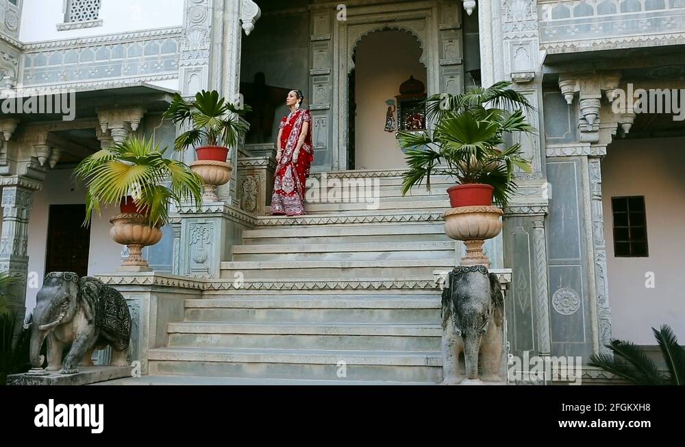 Maharani. Young indian woman in traditional clothing with bridal makeup ...