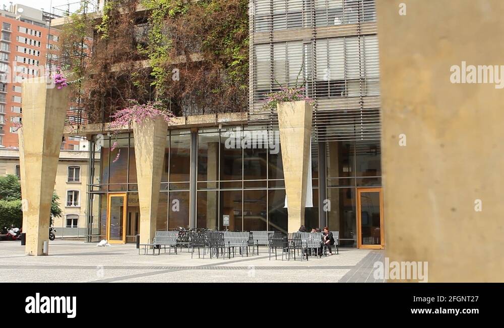 Benches outside Stock Videos & Footage - HD and 4K Video Clips - Alamy