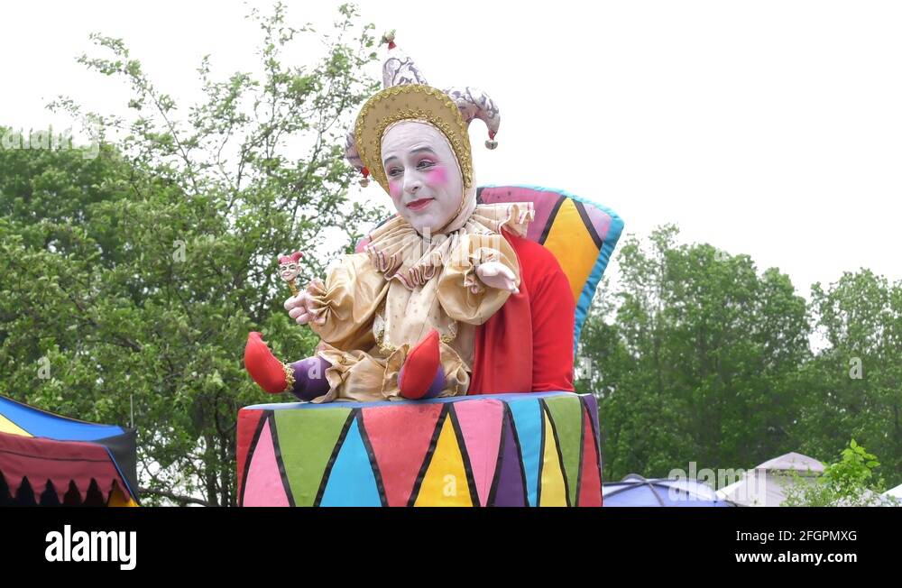jester on stilts entertains crowd 4k Stock Video Footage - Alamy