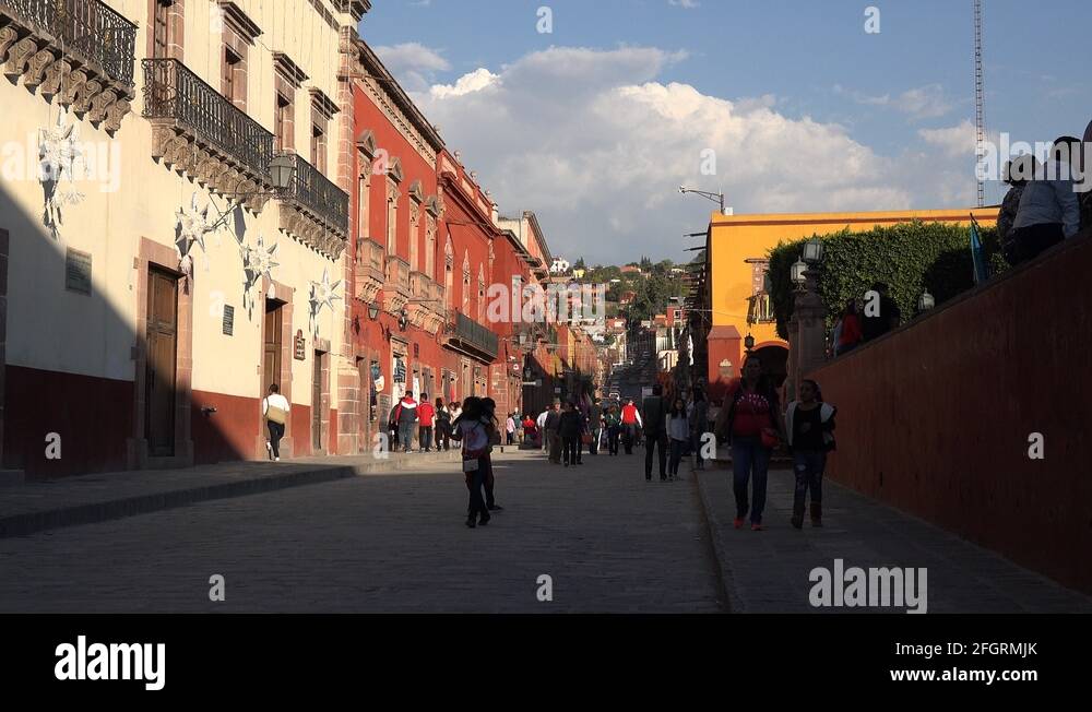 Golden street light Stock Videos & Footage - HD and 4K Video Clips - Alamy