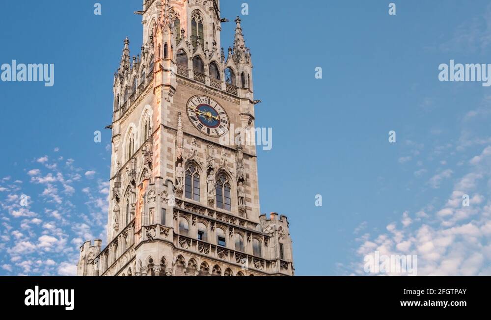 The New Town Hall (Neues Rathaus) clock tower, Marienplatz, Munich ...