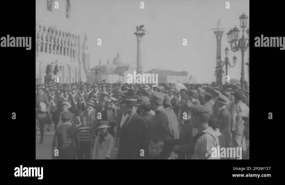 WW1 - US troops walk through Italian city Stock Video Footage - Alamy