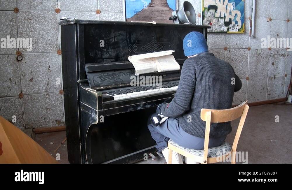 Broken instruments Stock Videos & Footage - HD and 4K Video Clips - Alamy