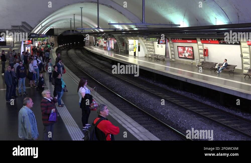 Busy subway platform Stock Videos & Footage - HD and 4K Video Clips - Alamy