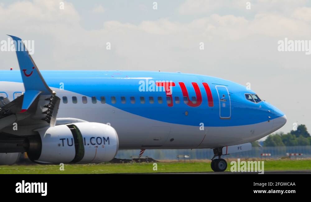 TUI Fly Boeing 737 landing Stock Video Footage - Alamy
