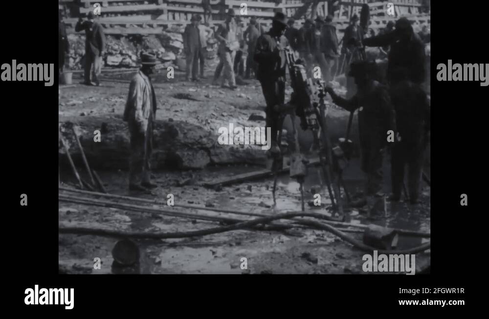 1918 – 1926 – Construction of Wilson Dam in Alabama – Men at work Stock ...