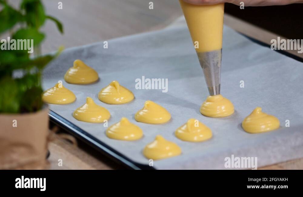 Oblong cake Stock Videos & Footage - HD and 4K Video Clips - Alamy